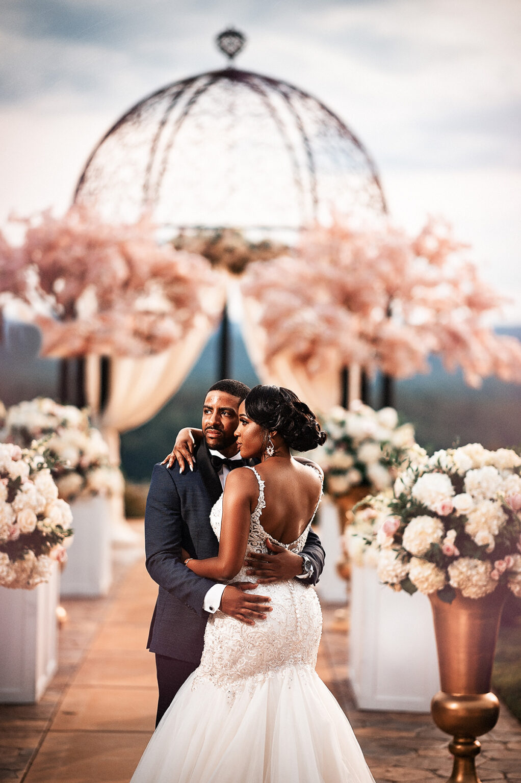 Elegant and Classy Wedding with Romantic Decor in Arkansas - Munaluchi ...