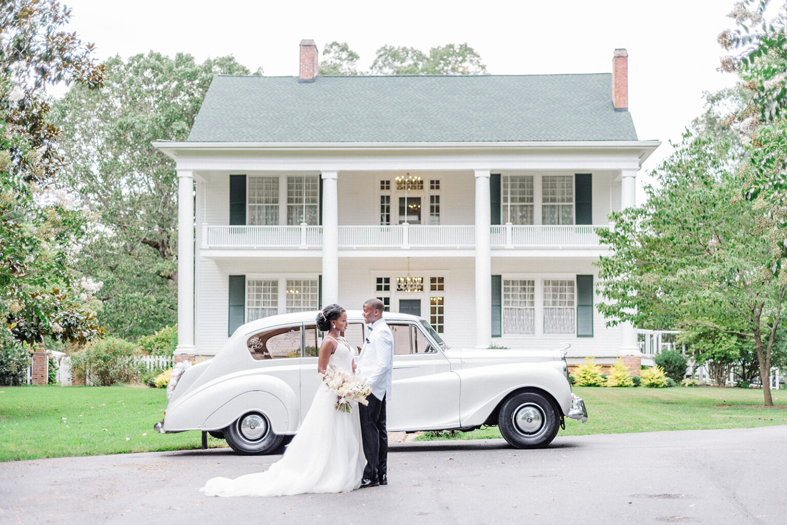 Classic Southern Estate Wedding Editorial With a Modern Twist ...