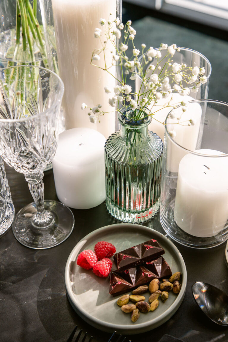 Chic Noir Styled Shoot in Toronto, Canada - Munaluchi Bride