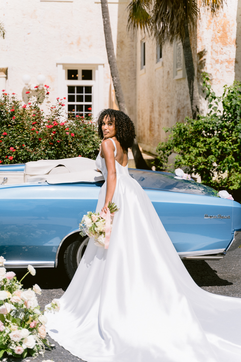 Sultry & Sweet Styled Bridal Shoot in Lake Wales, Florida - Munaluchi Bride