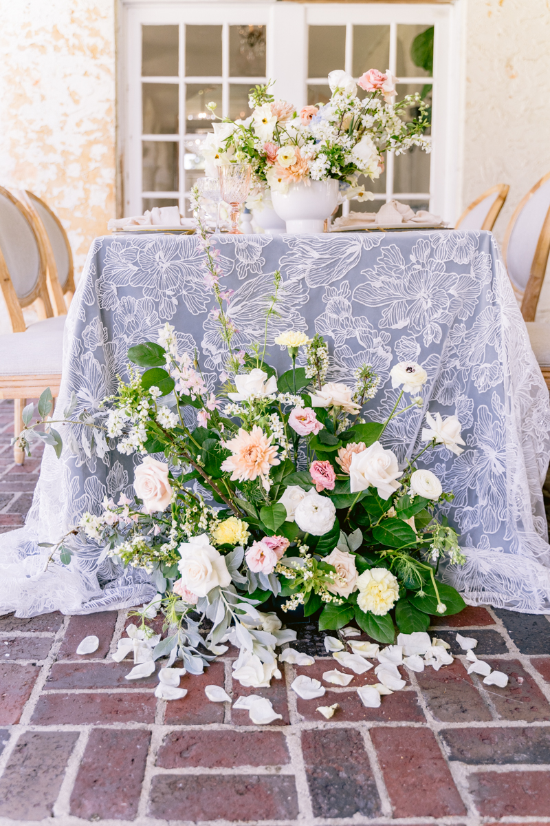 Sultry & Sweet Styled Bridal Shoot in Lake Wales, Florida - Munaluchi Bride