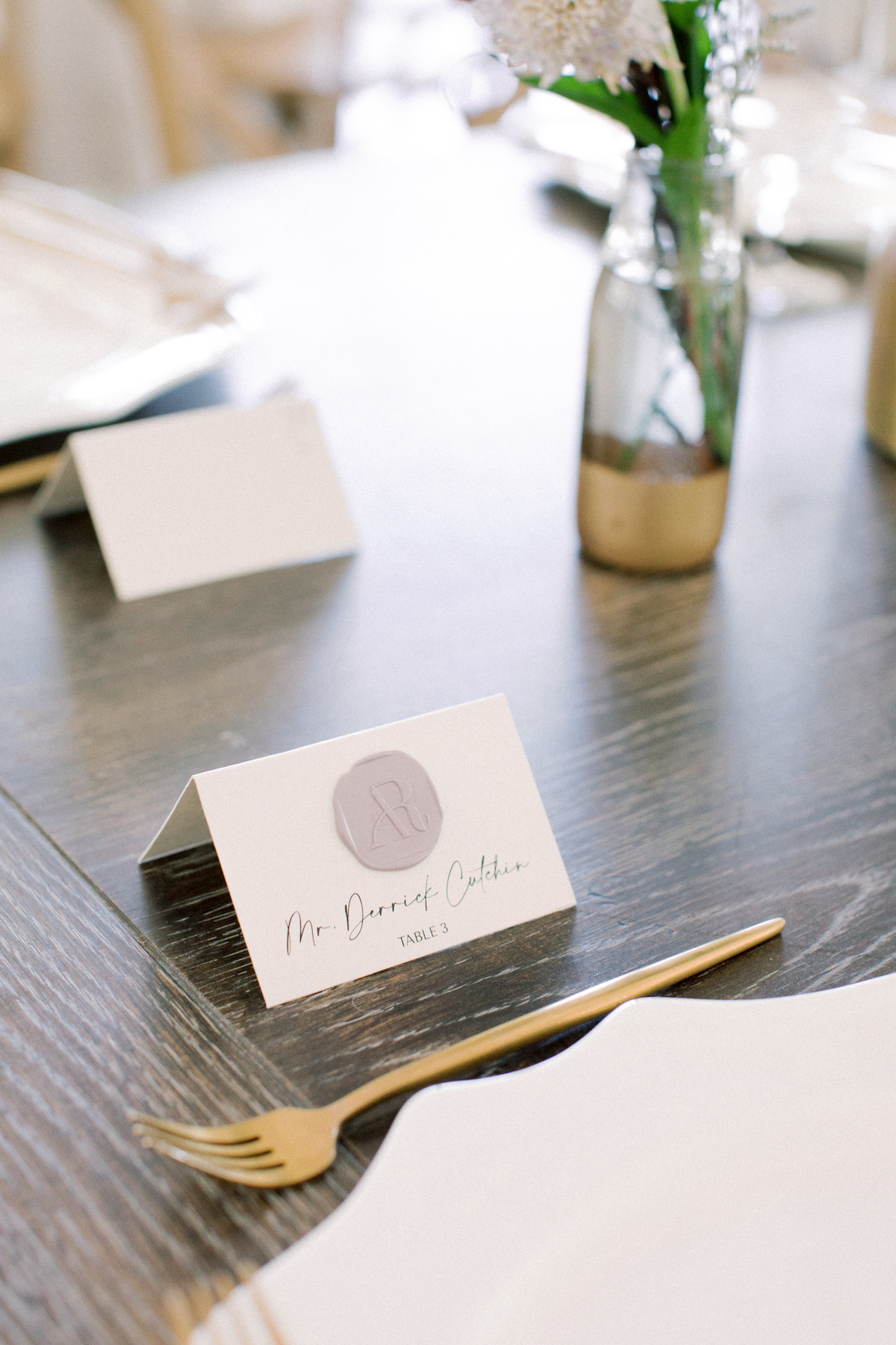 Chic and Modern Spring Chapel Wedding in Arkansas - Munaluchi Bride