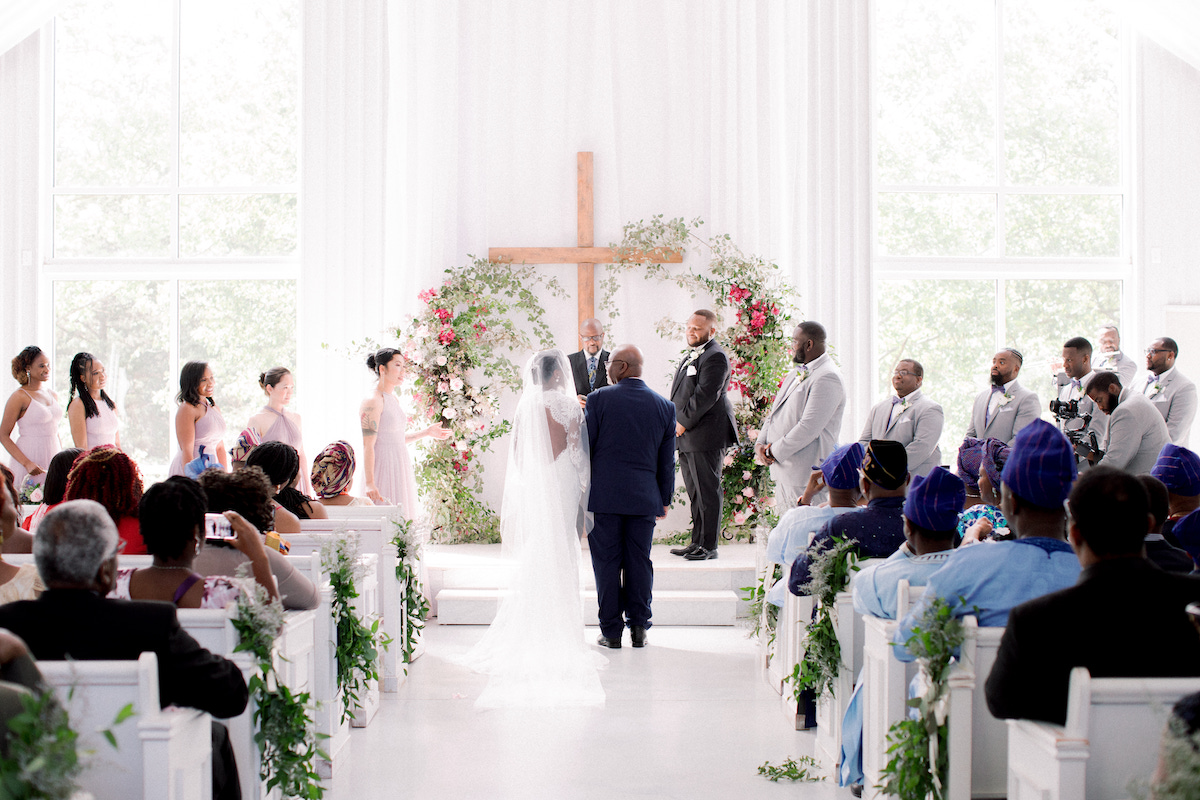 Chic and Modern Spring Chapel Wedding in Arkansas - Munaluchi Bride