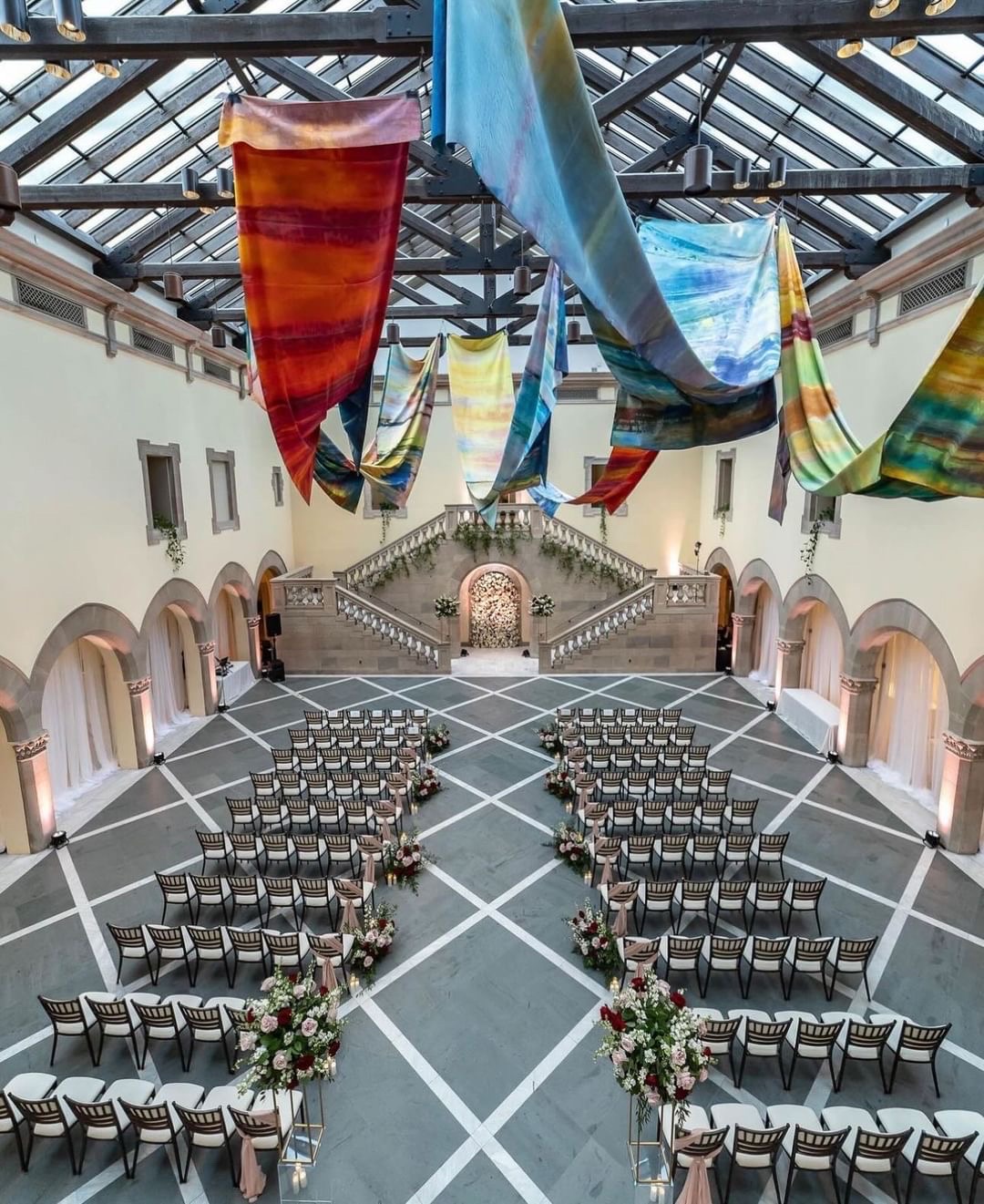 This Couple's Art Museum Wedding Featured a Pretty Royal Theme and a ...