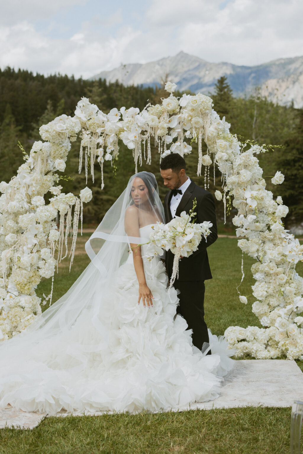 This Outdoor Wedding Styled Shoot Featured Unforgettable Mountain Views ...